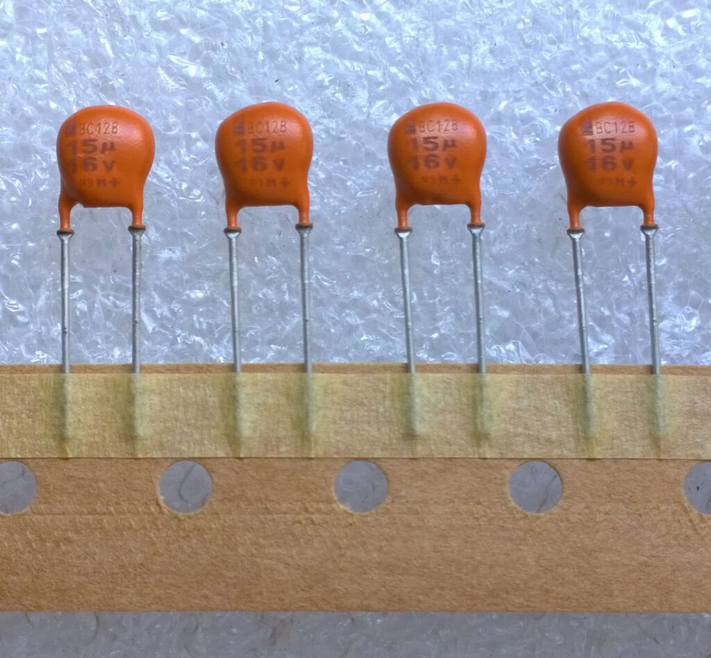 LOT DE 4 CONDENSATEURS ALUMINIUM SOLIDE RADIAUX - BC128 - 15µF 16V ...