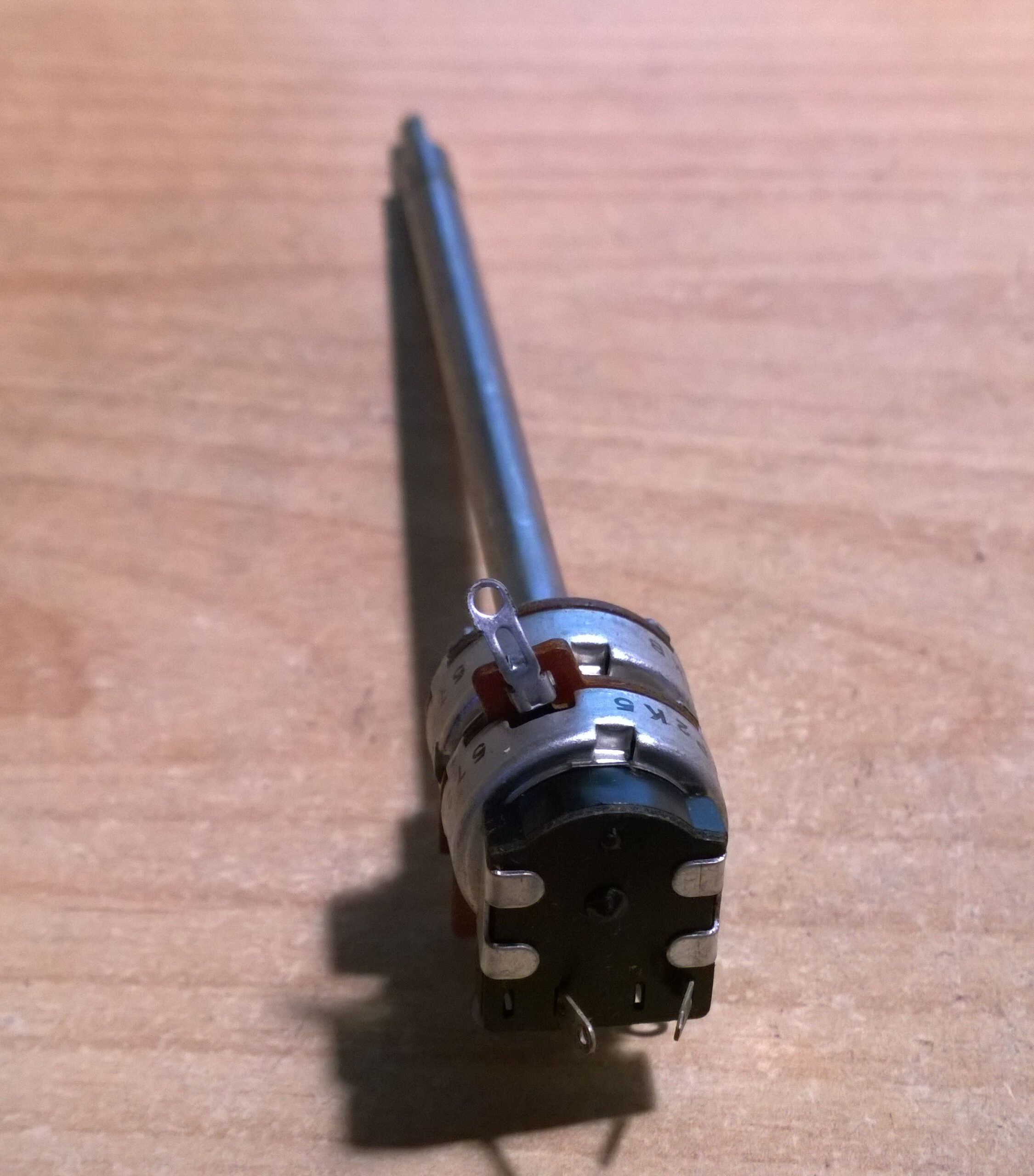 POTENTIOMETRE DOUBLE A COMMANDES SEPAREES ET INTERRUPTEUR - 100-220 kOhms