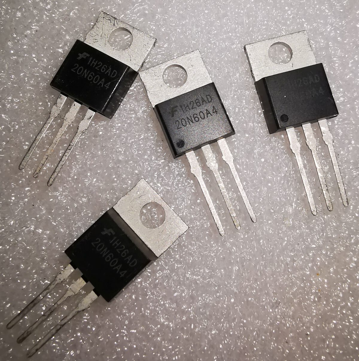 LOT DE 4 TRANSISTORS IGBT HGTP20N60A4 SMPS Series N-Channel 600V 70A TO220