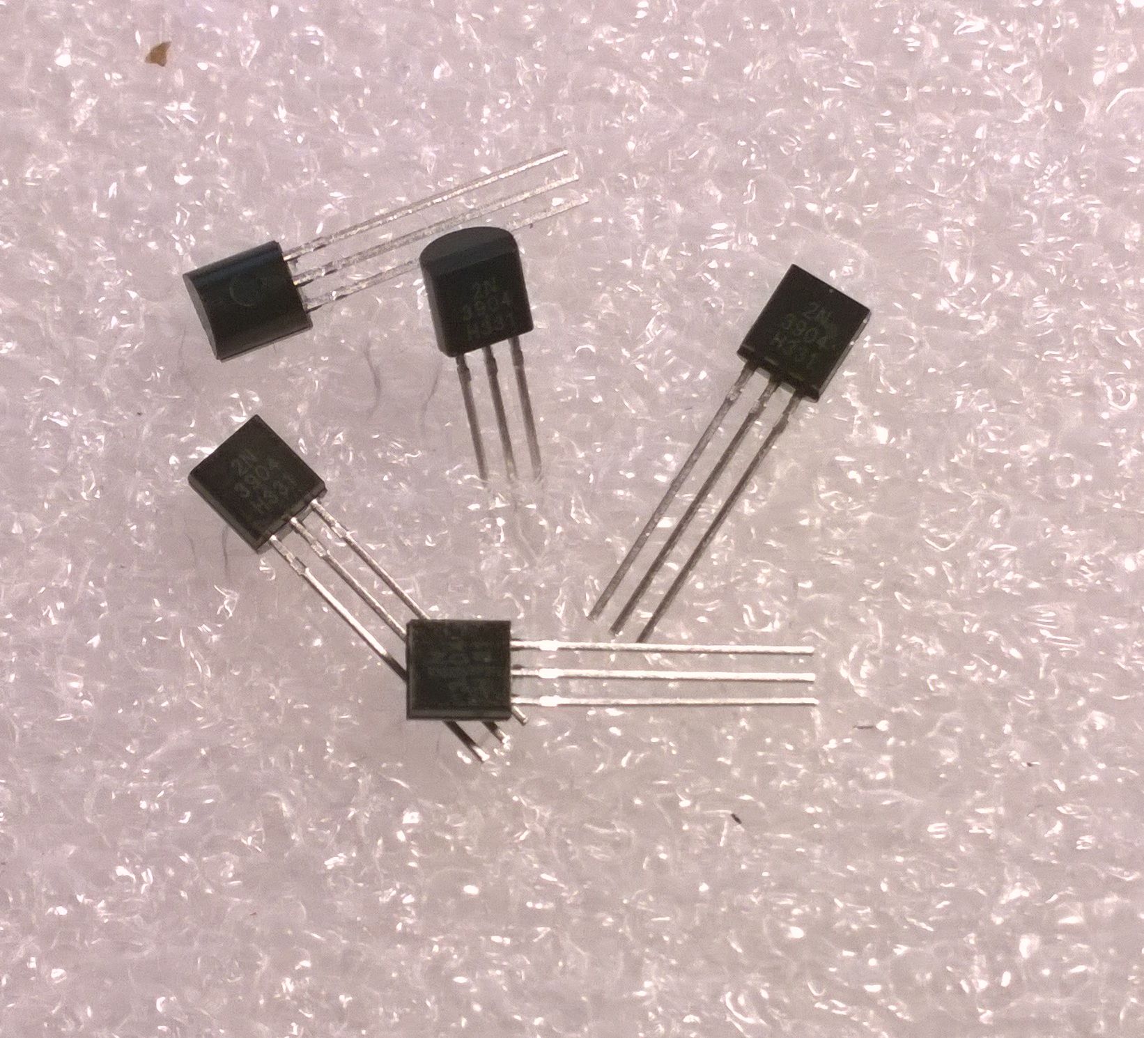 LOT DE 10 TRANSISTORS NPN - 2N3904 - 50V - 200mA - 500mW