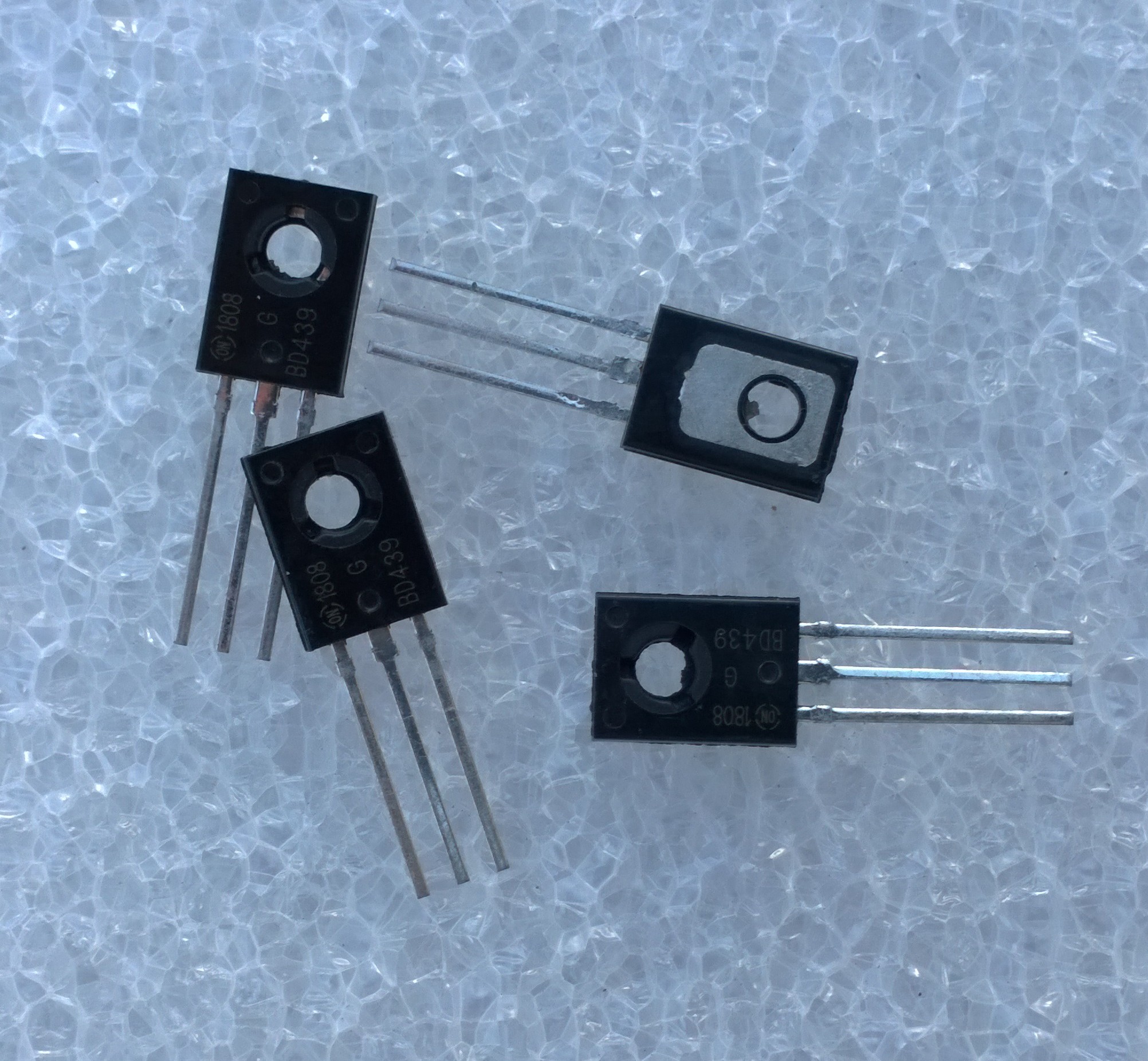 LOT DE 4 TRANSISTORS DE PUISSANCE - BD439 - 60V 4A 36W - NPN >=BD437 BD435 BD433