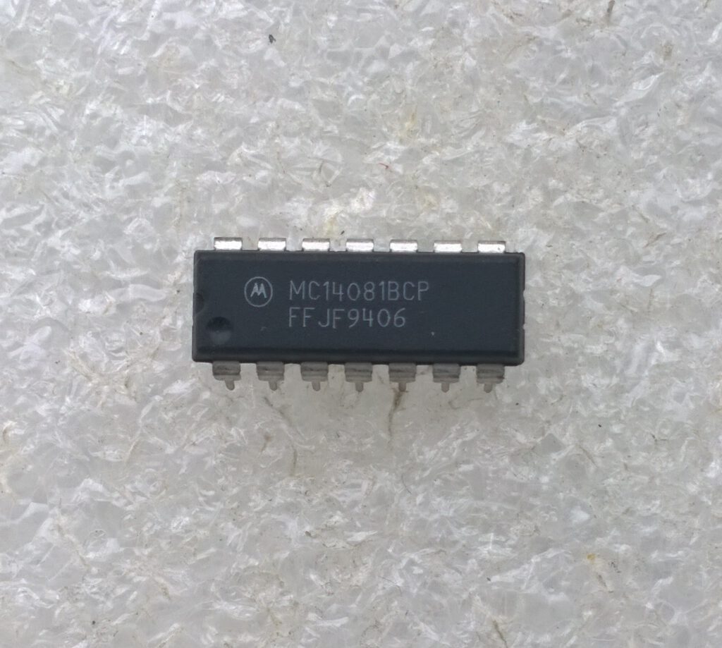 Lot de 2 CIRCUITS INTEGRES - MC14081BCP - DIL14 - CMOS QUAD 2-INPUT AND GATE - MOTOROLA