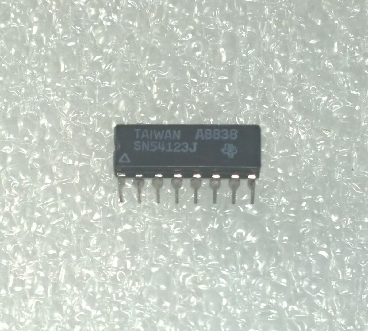 CIRCUIT INTEGRE - Retriggerable Monostable Multivi- SN54123J ...