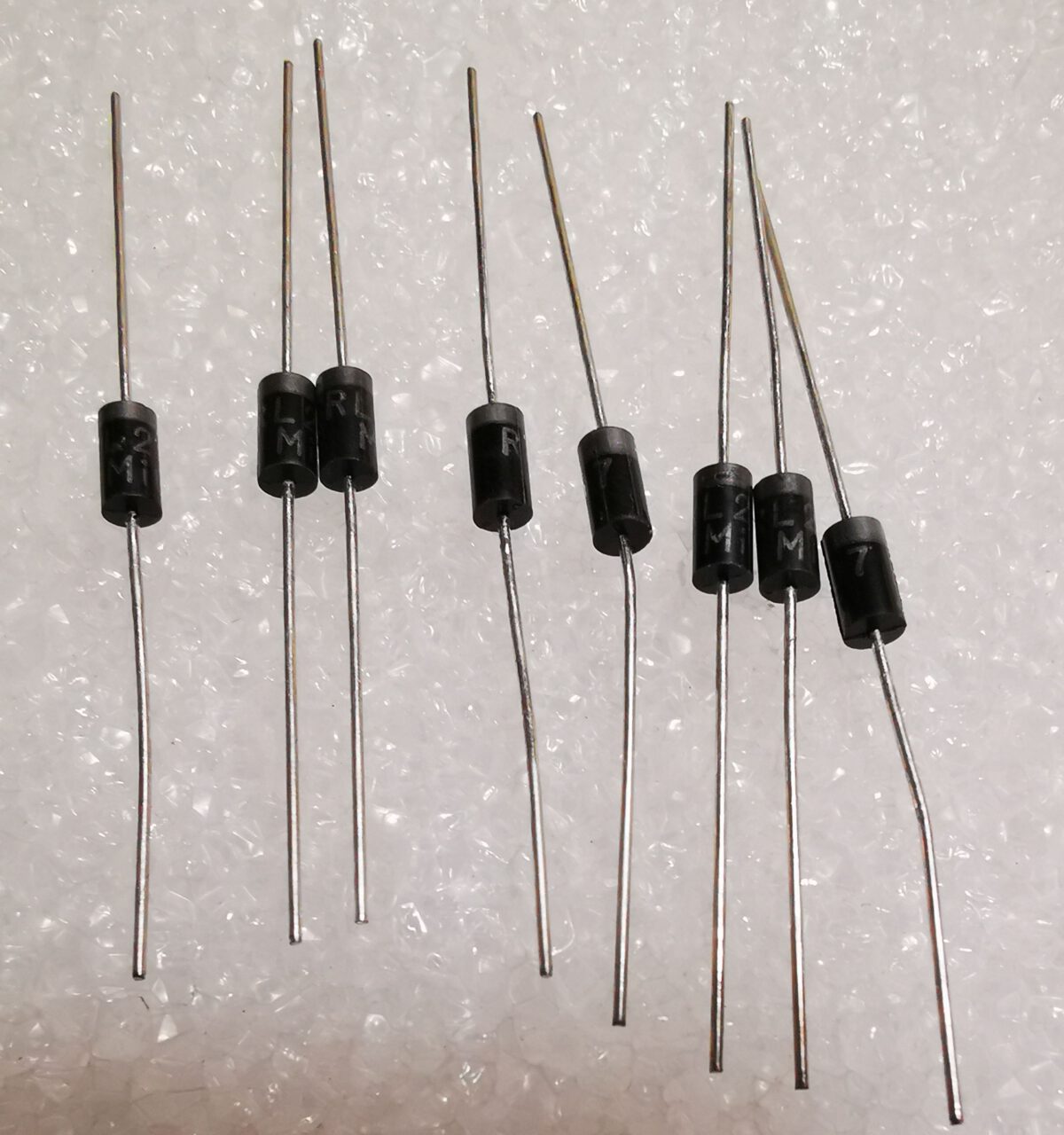 Lot de 8 Diodes Redressement RL207 - 1000V 2A - Génériques - DO41